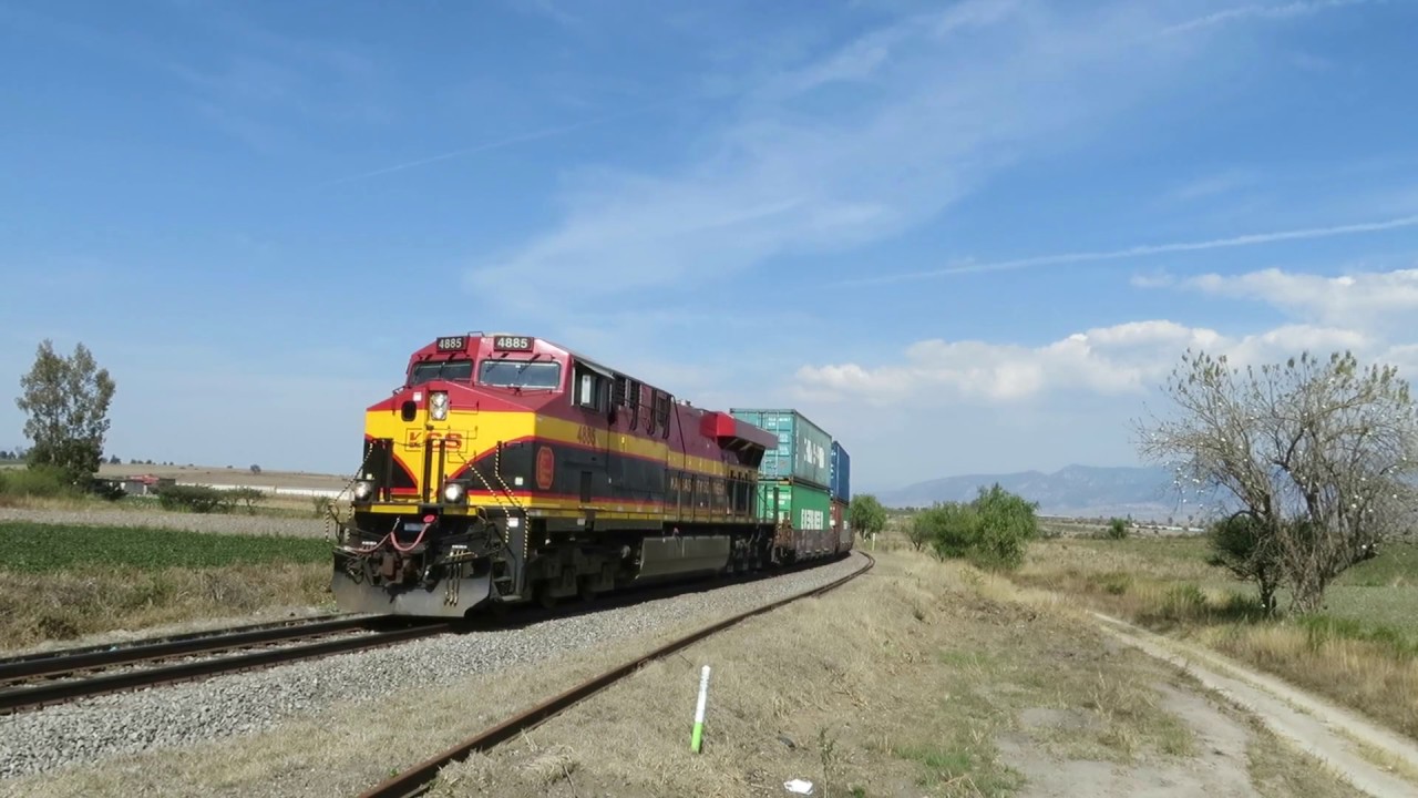 KCSM ES44AC #4885 Intermodal pasando por Tziritzicuaro, Mich - YouTube