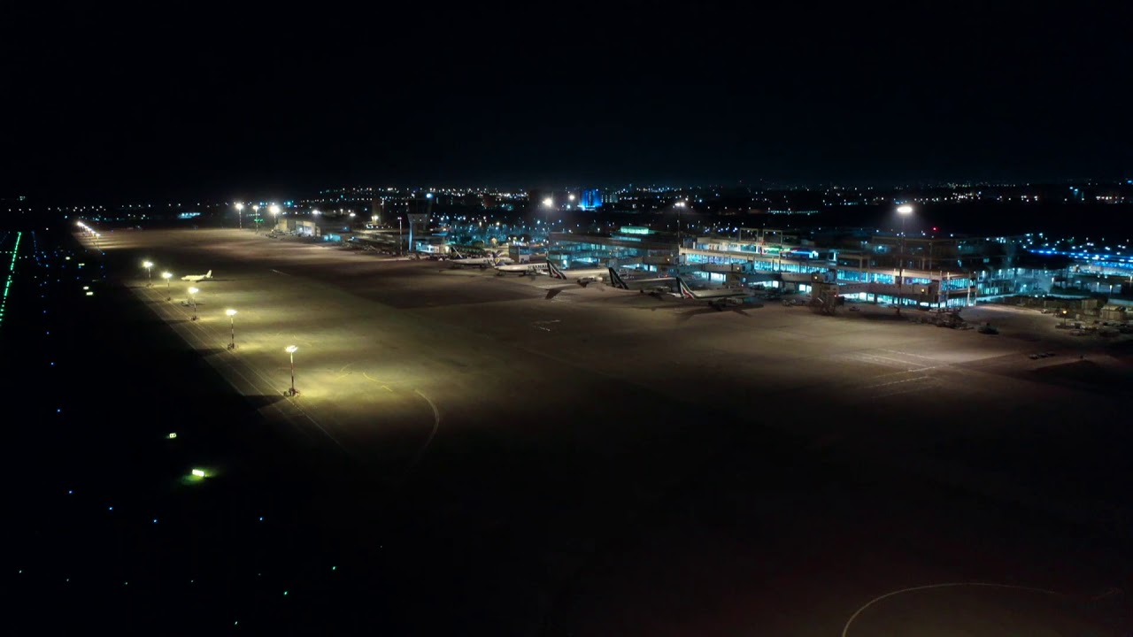 La nuova pista dell'aeroporto di Bari - YouTube