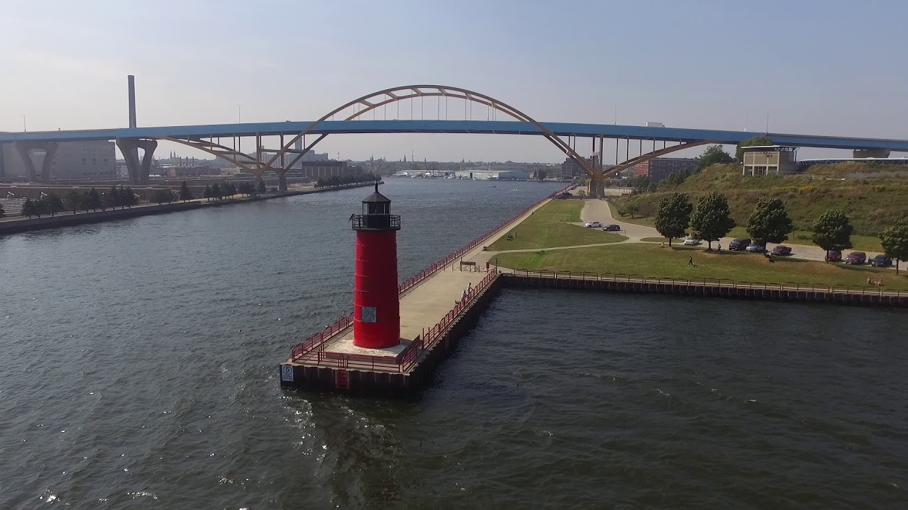 Milwaukee Pier Head Lighthouse - YouTube