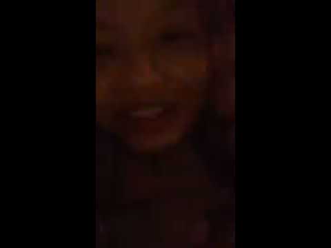 Khi gái live stream trên Bar