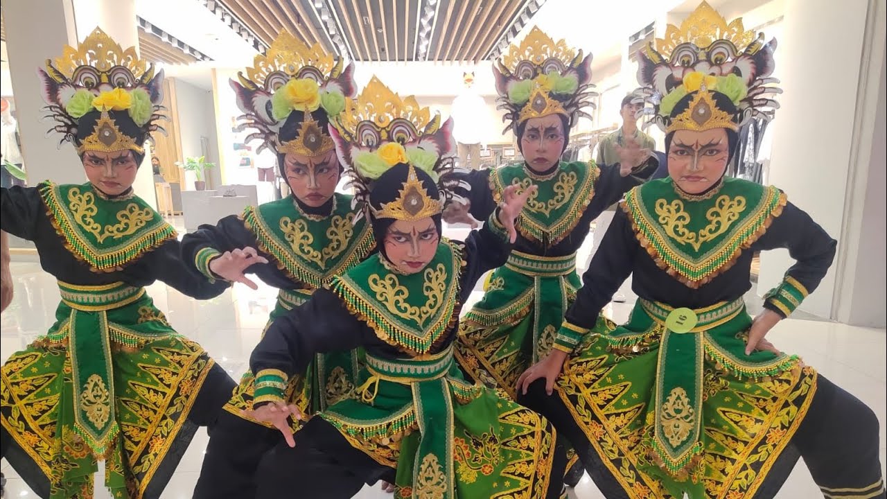 TARI GEBYAR BARONG KOMUNITAS WIKUS - YouTube