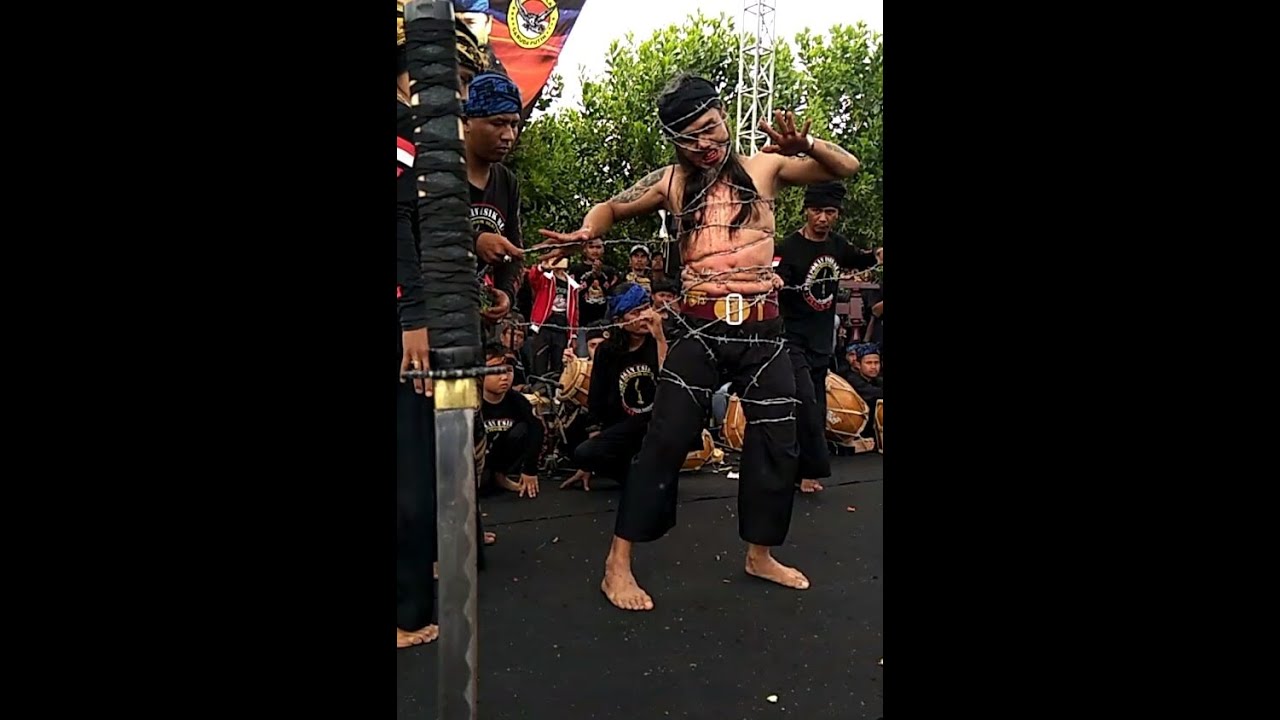 seni bela diri silat dan aktraksi debus dari tanah sunda. part III ...