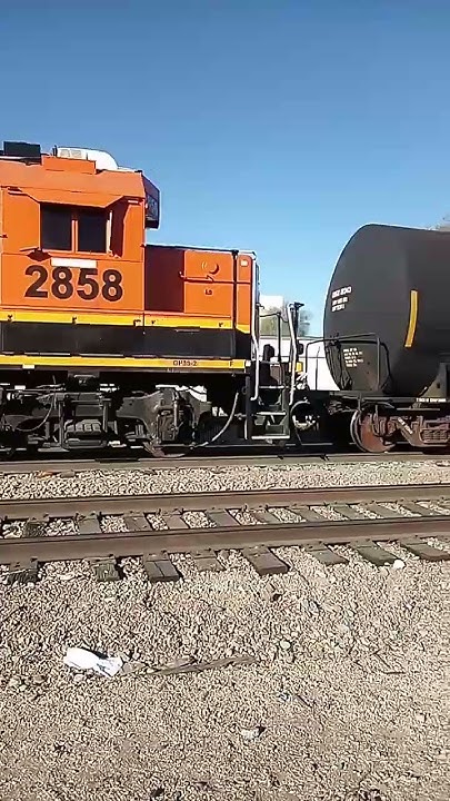 BNSF 1621 & 2858 Switching Cars at Mobest Yard - 02 - 12-29-2024 - YouTube