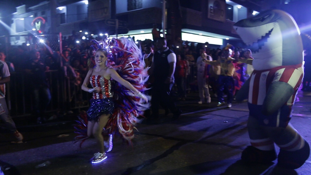 "Fefi" Mendoza cautiva con su vestuario Juniorista - YouTube