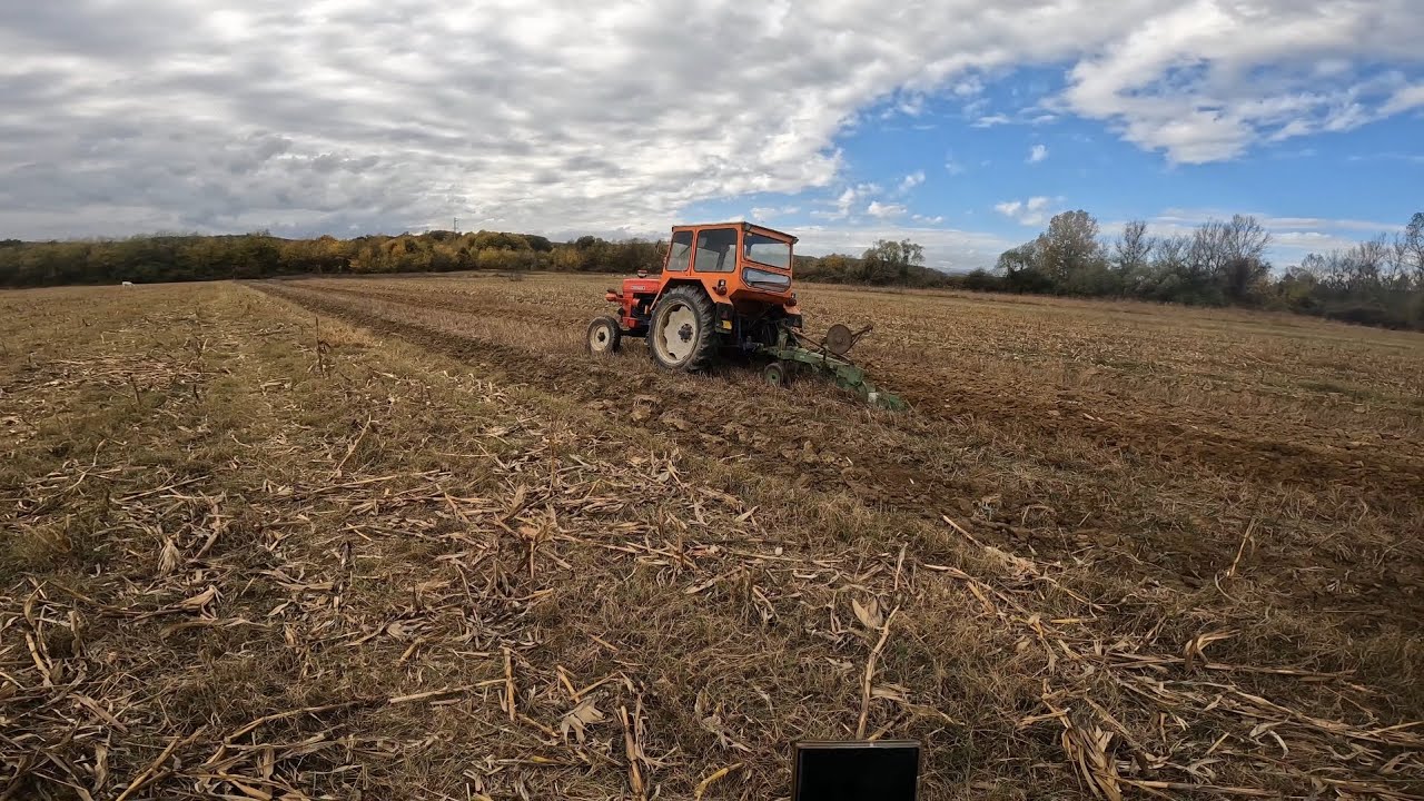 Tractor-vlog-u650+Plug-PP4-30 de Mat Craiova-La arat pentru porumbul ...