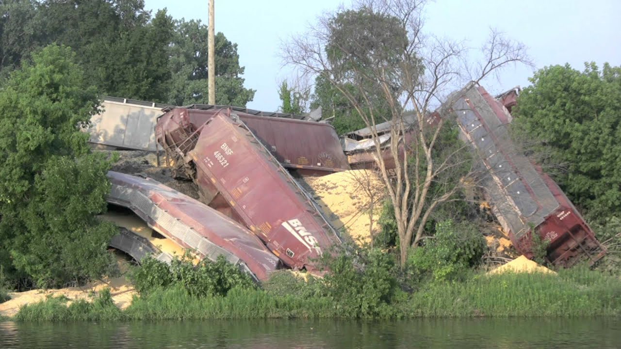 BNSF Derailment and Train Wreck Aftermath - YouTube