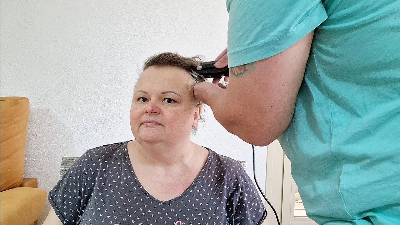 Отважная и красивая: Бритье головы после химиотерапии в борьбе с ...