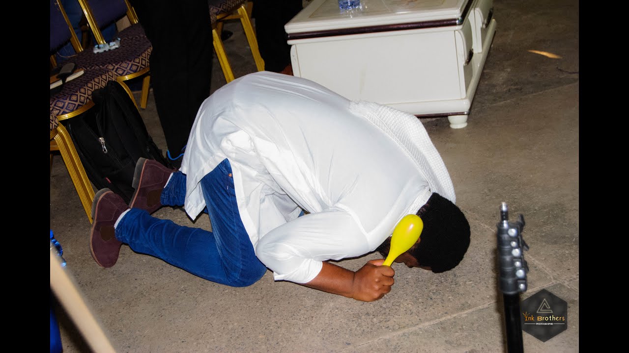 Fr Emmanuel Musongo dans cover yahweh ozali bolingo ya solo( fr Alain ...