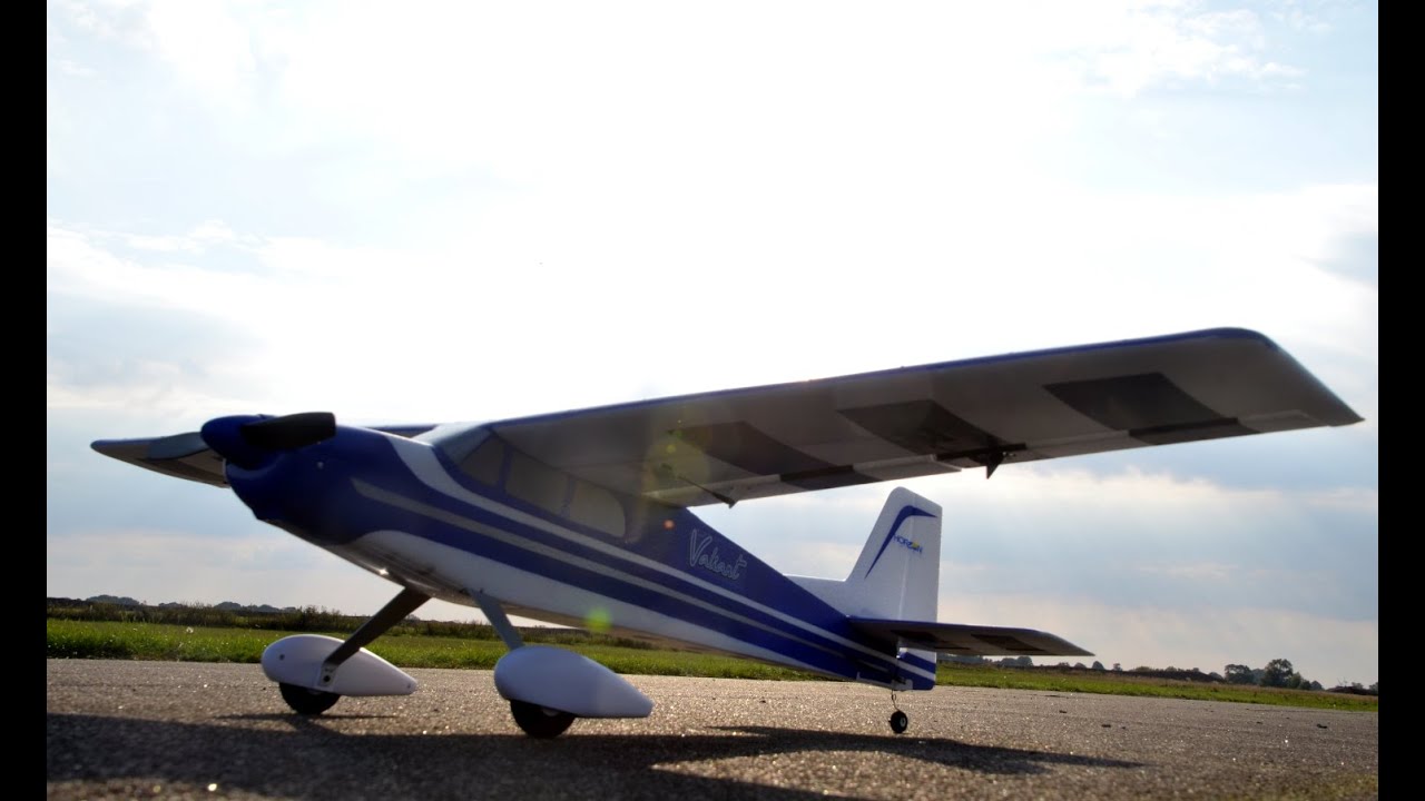 Horizon Hobby Eflite Valiant 1,3m pnp soft 3D flying over Airport ...
