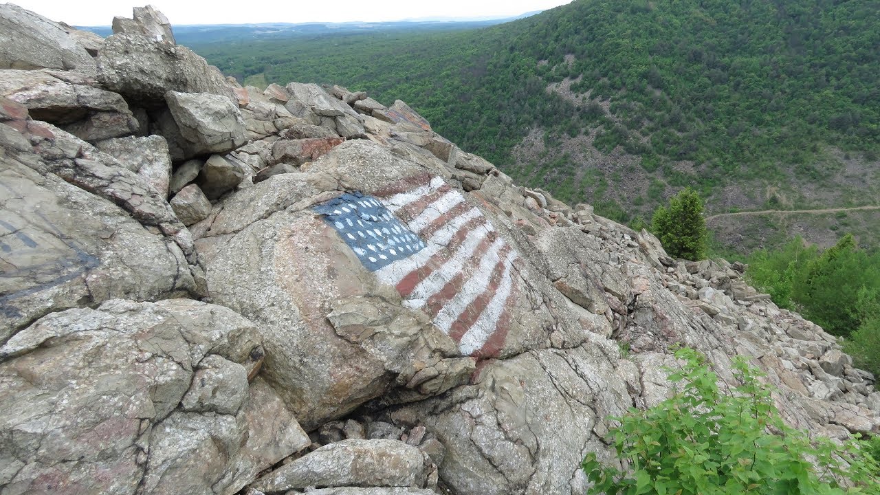Climbing the rocks on the AT at the Lehigh Gap - YouTube