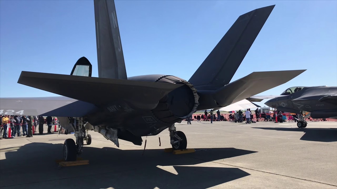 Walk around the F-35C in 4K - YouTube