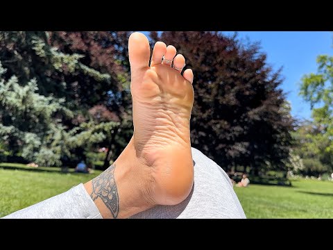 #FeetStory 8. Le bal des pieds / Barefoot in public (parc)