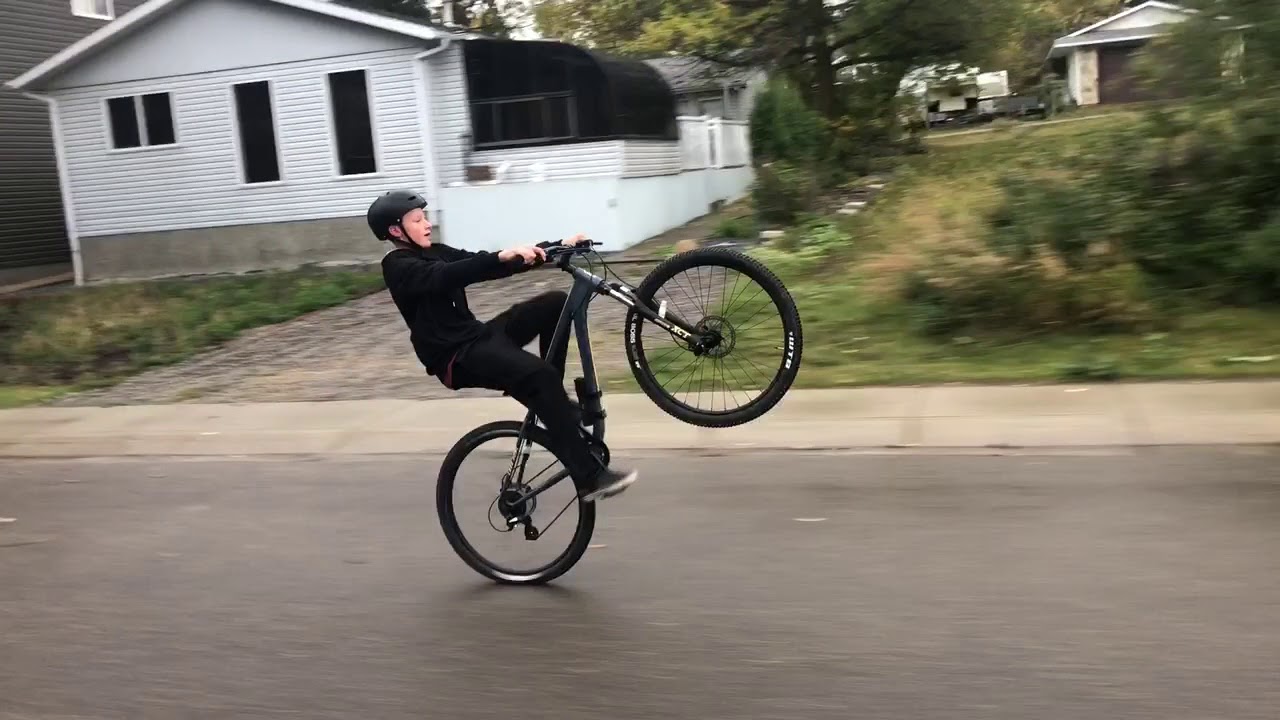 Jace Murray sets the bar in Wheelie challenge. - YouTube