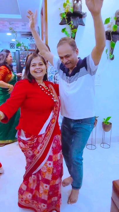 Mast Couple Dance on chunari chunari - YouTube