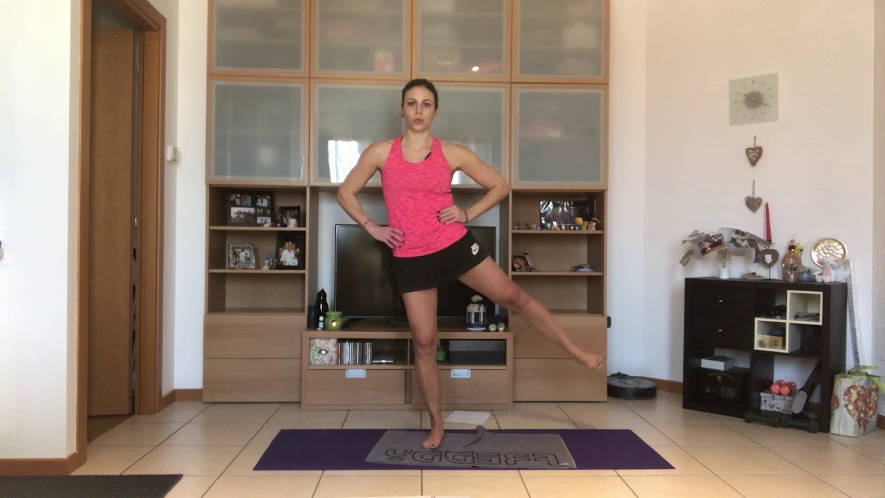 GLUTEI AL TOP: circuito di esercizi a corpo libero da fare a casa - YouTube