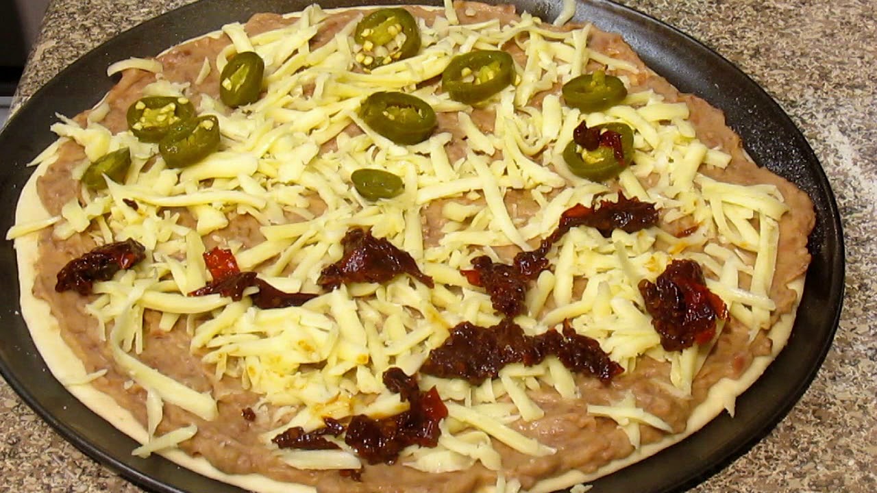 Pizza de frIjoles con queso y chile - YouTube