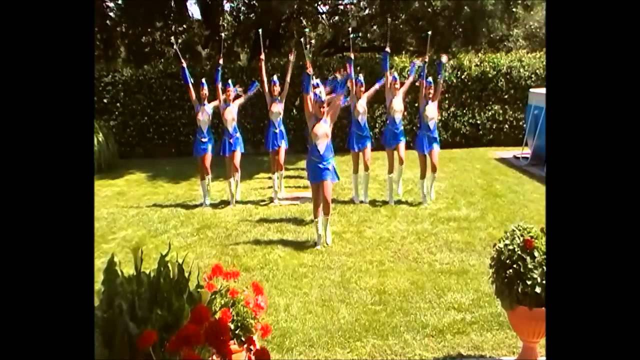 Coreografia delle majorettes Starlight Ferentum su musica pop moderna ...