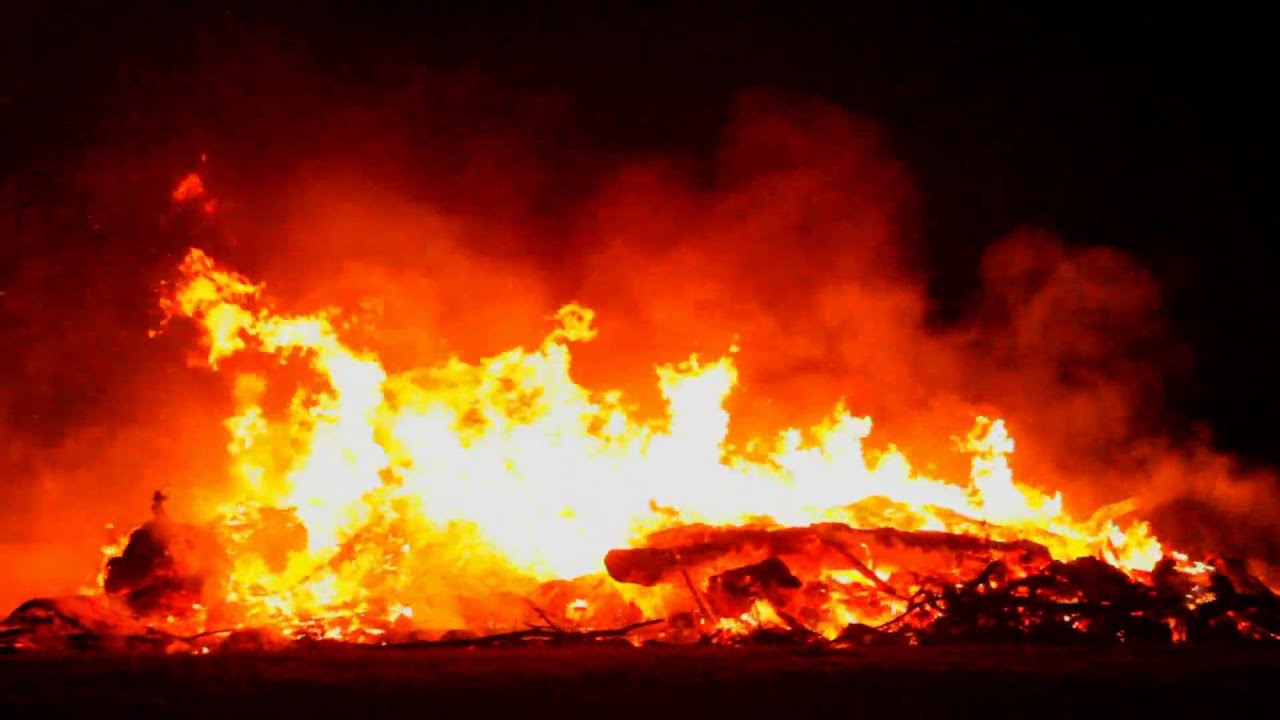 Canon 7d Footage Test 24p "HUGE Bonfire in Woodstock, IL 6/12/2010" (7D ...