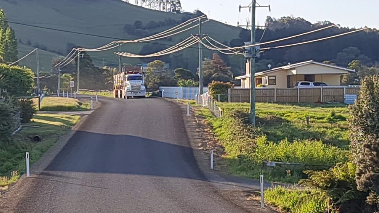 Les walkden log truck on Arve Road - YouTube
