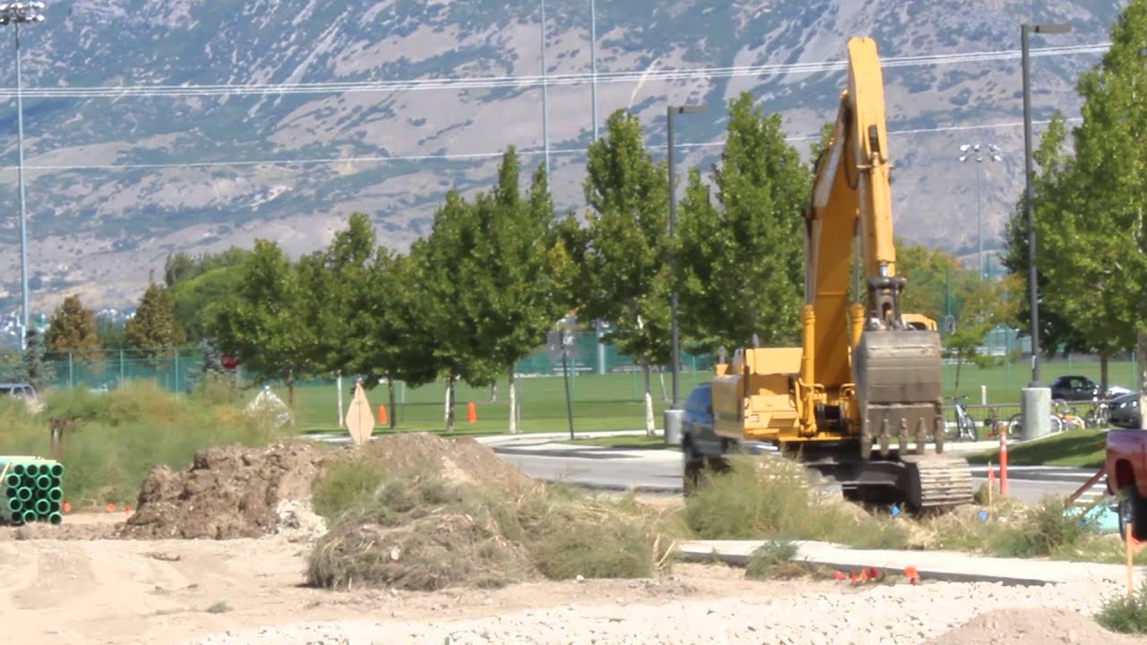 Deere Excavator Digging a deep hole - YouTube