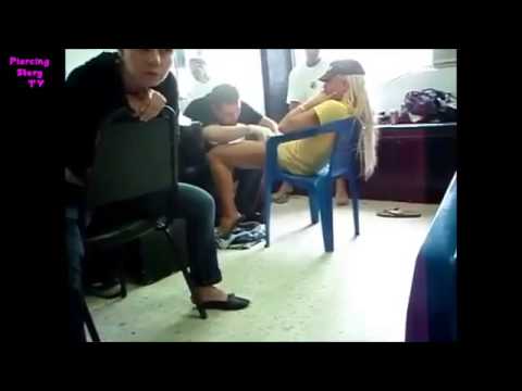 Jeune fille Blonde obtient Vaginale Piercing sur la chaise