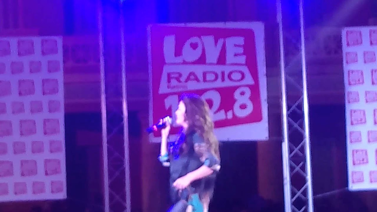 Ελενη Φουρειρα-Το 'χω Live@Πλατεια Ελευθεριας - YouTube