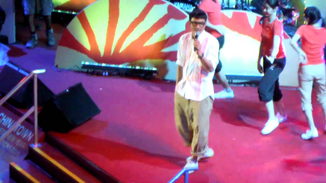 Christopher Lee 李明顺 singing at chinatown cny rehersal 2011 - YouTube