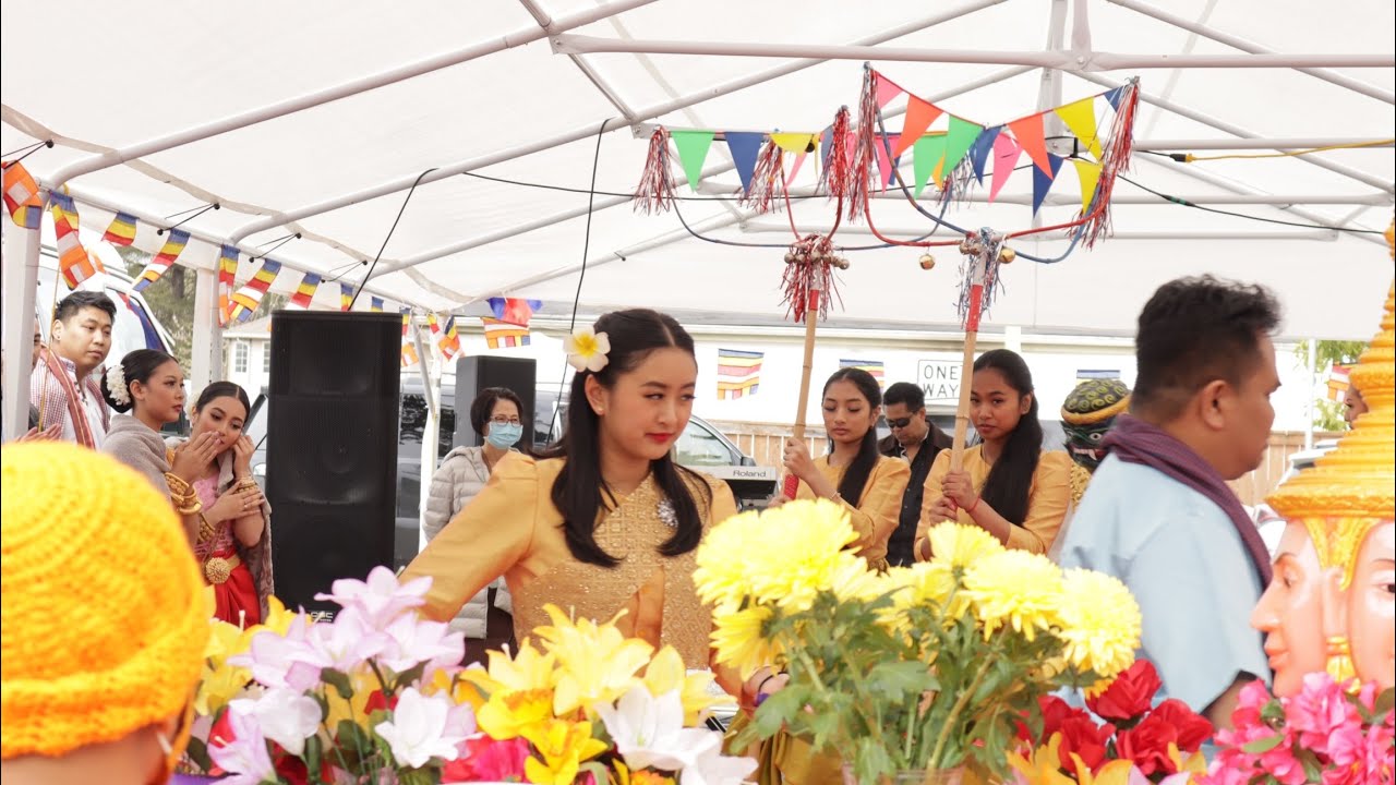 Robam Trot perform by KLACA at Khmer-Krom Temple. - YouTube