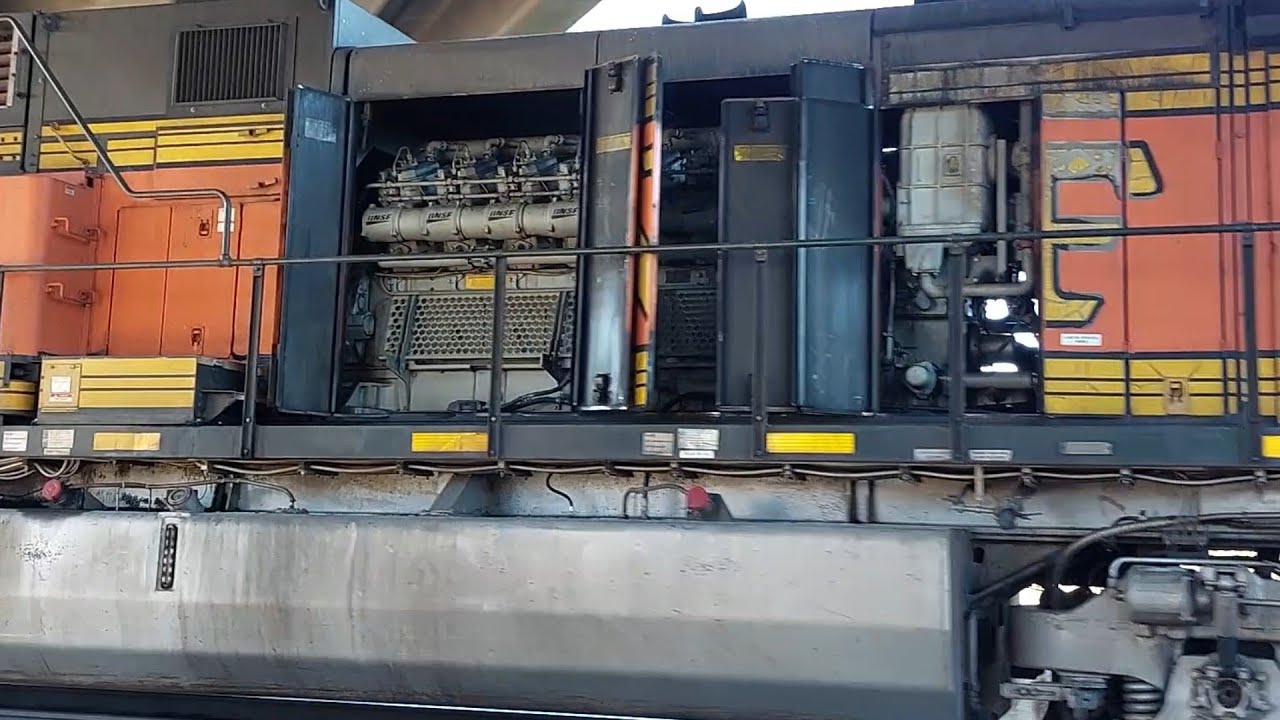 Old BNSF Dash 9 with engine doors open - YouTube