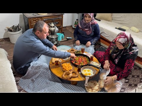 Köy hayatında kahvaltı kahve çalı süpürgesi ile ev süpürmesi ￼
