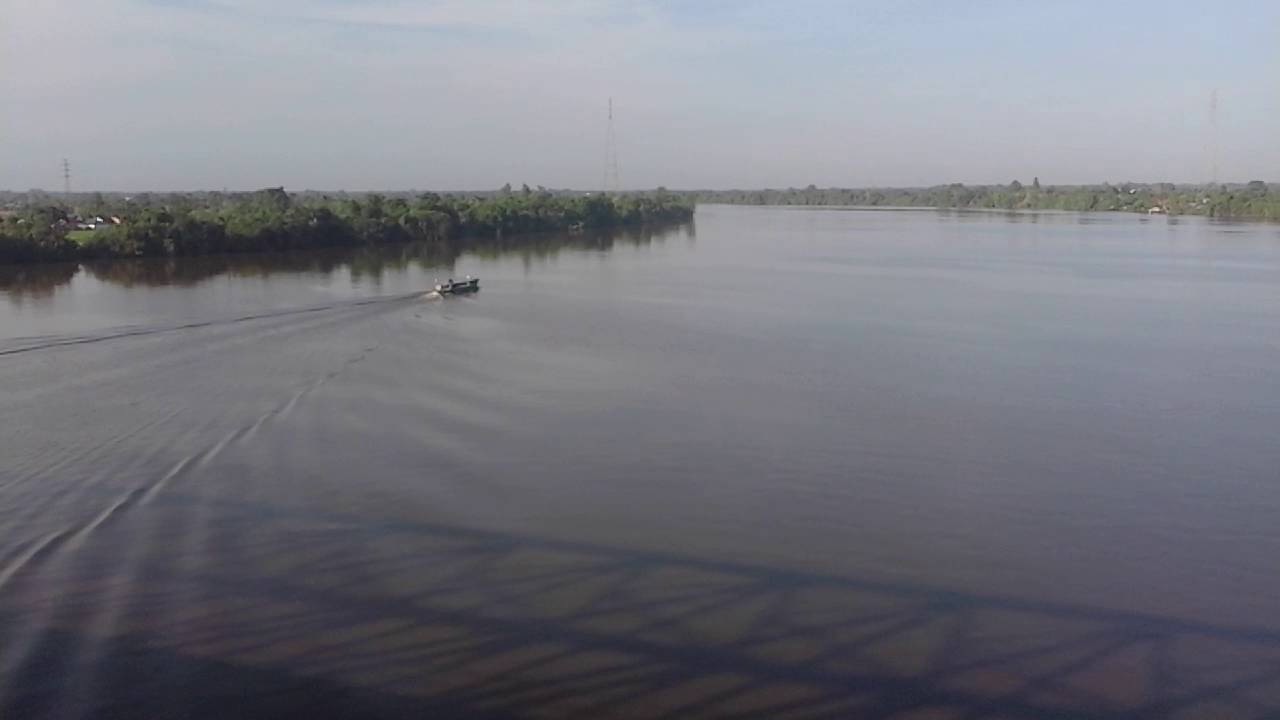 Klotok melintasi Sungai Kapuas - dilihat dari Jembatan Pulau Telo - YouTube