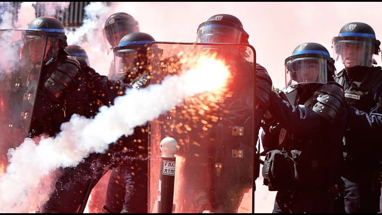 Immersion à 360° : encerclé par les CRS dans la manif du 1er mai - YouTube