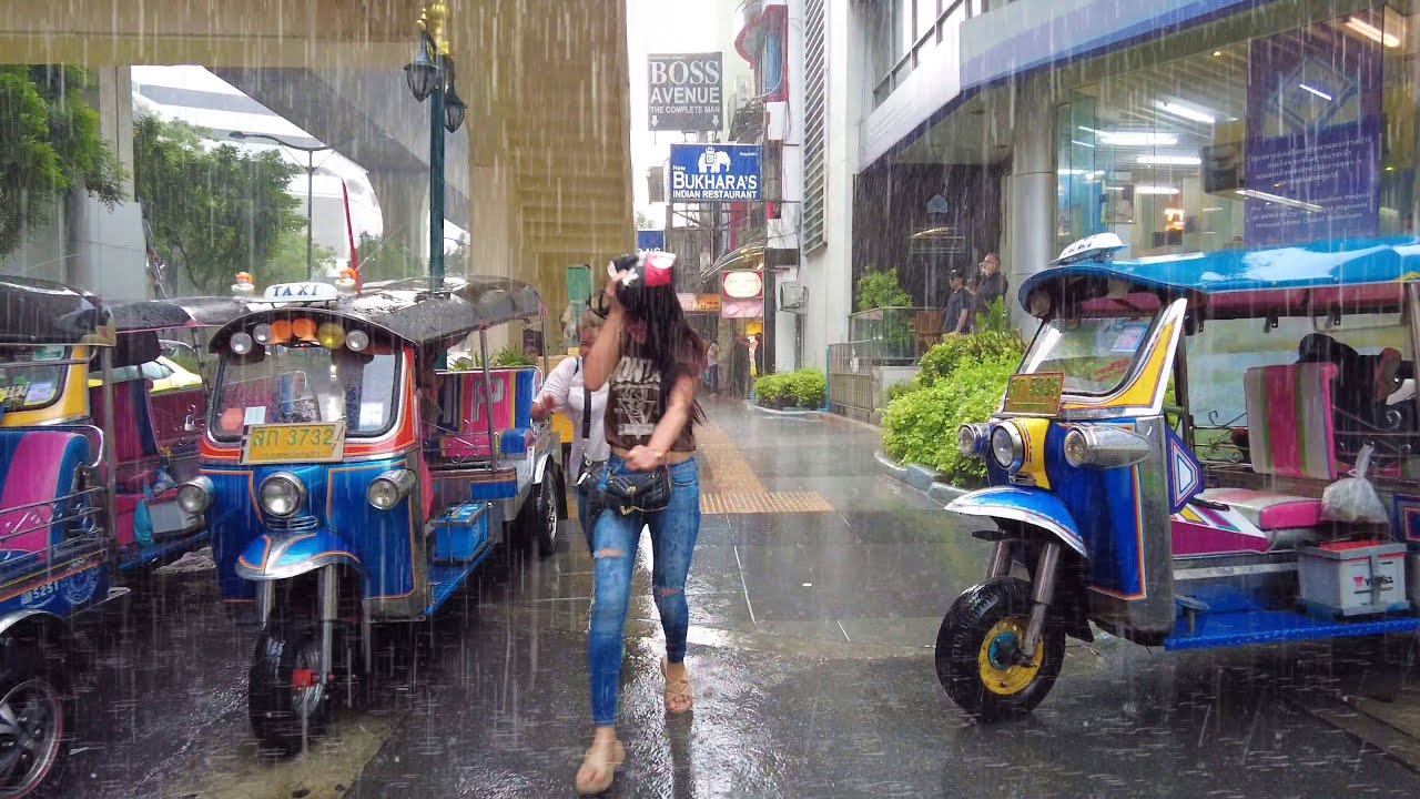 4K 🇹🇭 Heavy Rain Walk in City Center of Bangkok (Asok to Nana) | Rainy ...