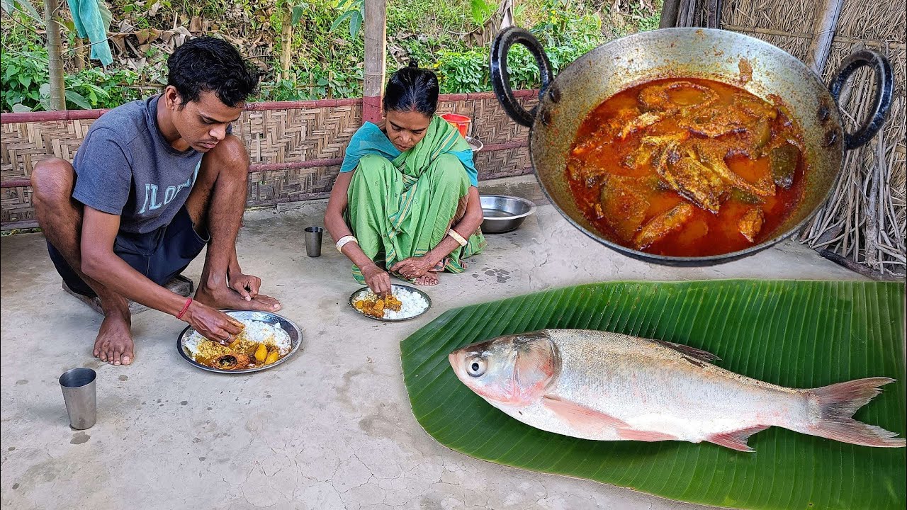 SILVER CRAP FISH CURRY । Village Fish Curry Traditional Method Cooking ...