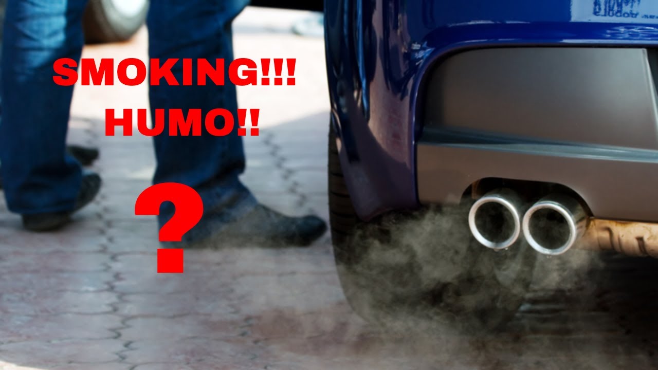 carro hecha humo gris por escape al arrancar- car smoking grey at start ...