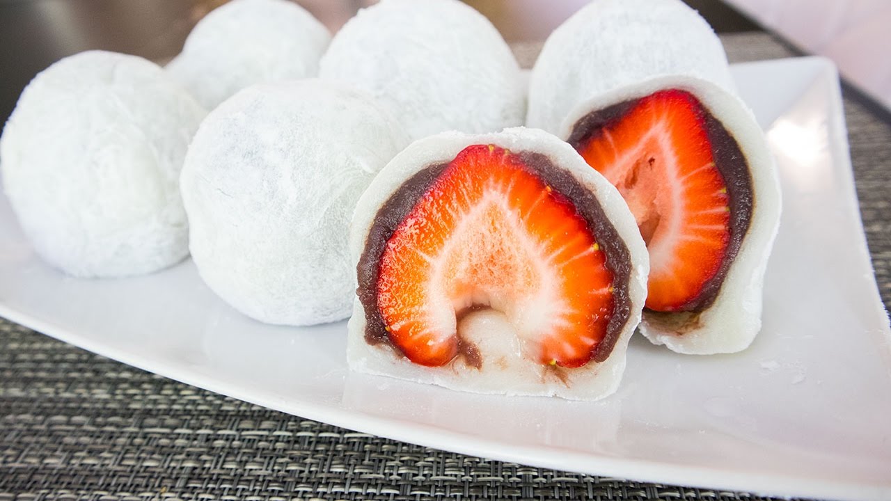 How to make Strawberry Daifuku (Easy Way) 초간단 딸기찹쌀떡 만들기 | MINEE EATS ...