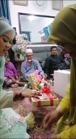 Majlis Merisik dan Bertunang - YouTube