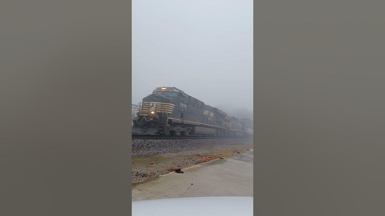 Fantastic "speed up mtn" blasting thru downtown Norfolk Southern #7570 led Massive NS #27a ...