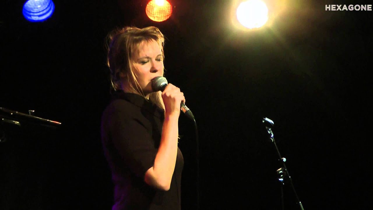 Agnès Bihl - Le baiser de la concierge - YouTube