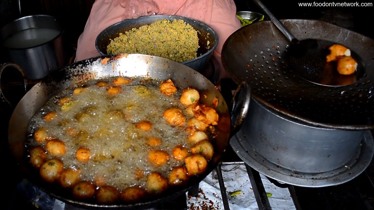 Brave Lady Cooking Street Food in Bangalore India - YouTube