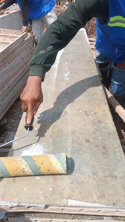 Oiling formwork #shorts #construction #building #civilengineering - YouTube