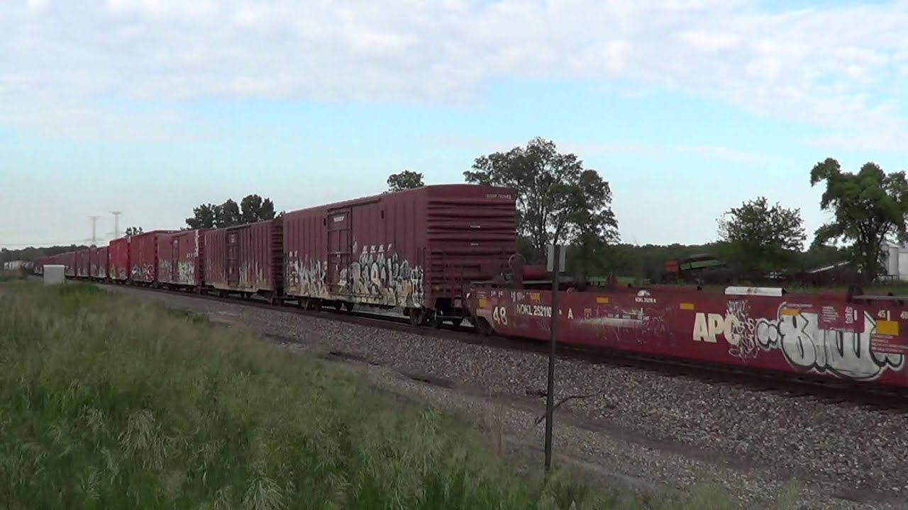 BNSF Green Machines Through Coal City, Illinois - YouTube