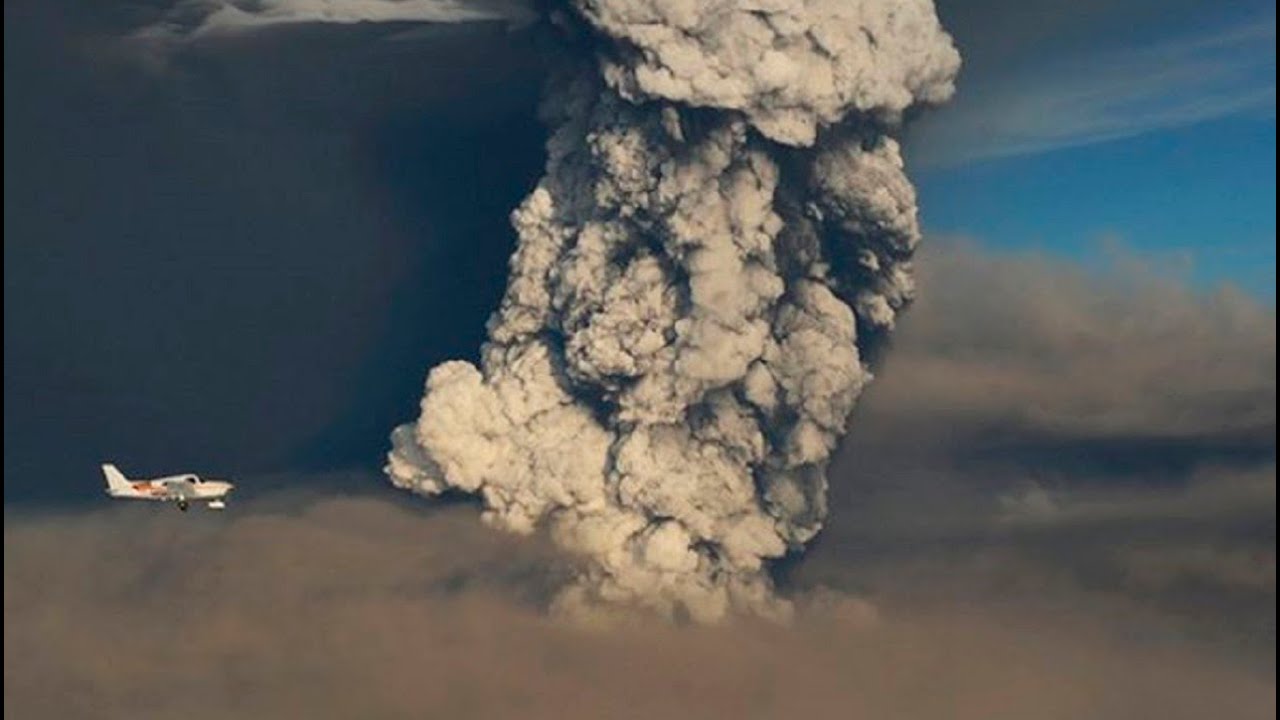 The eruption of the Sangay volcano swallowed the city into darkness due ...