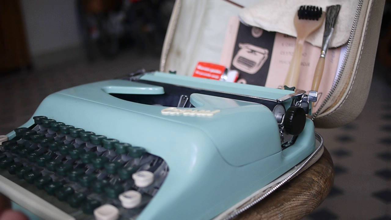 Consul Portable Light Blue Model 1531 Typewriter - YouTube