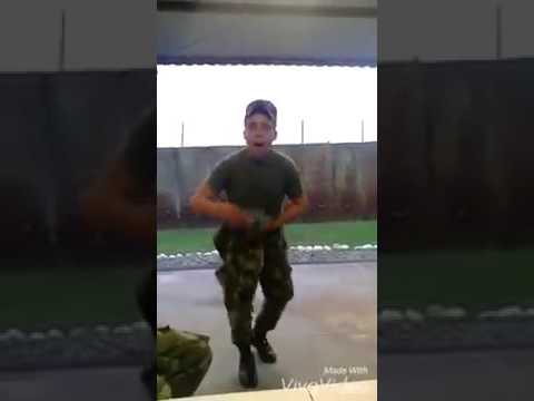 Soldado Bailando [EL Soldado Loco] - YouTube