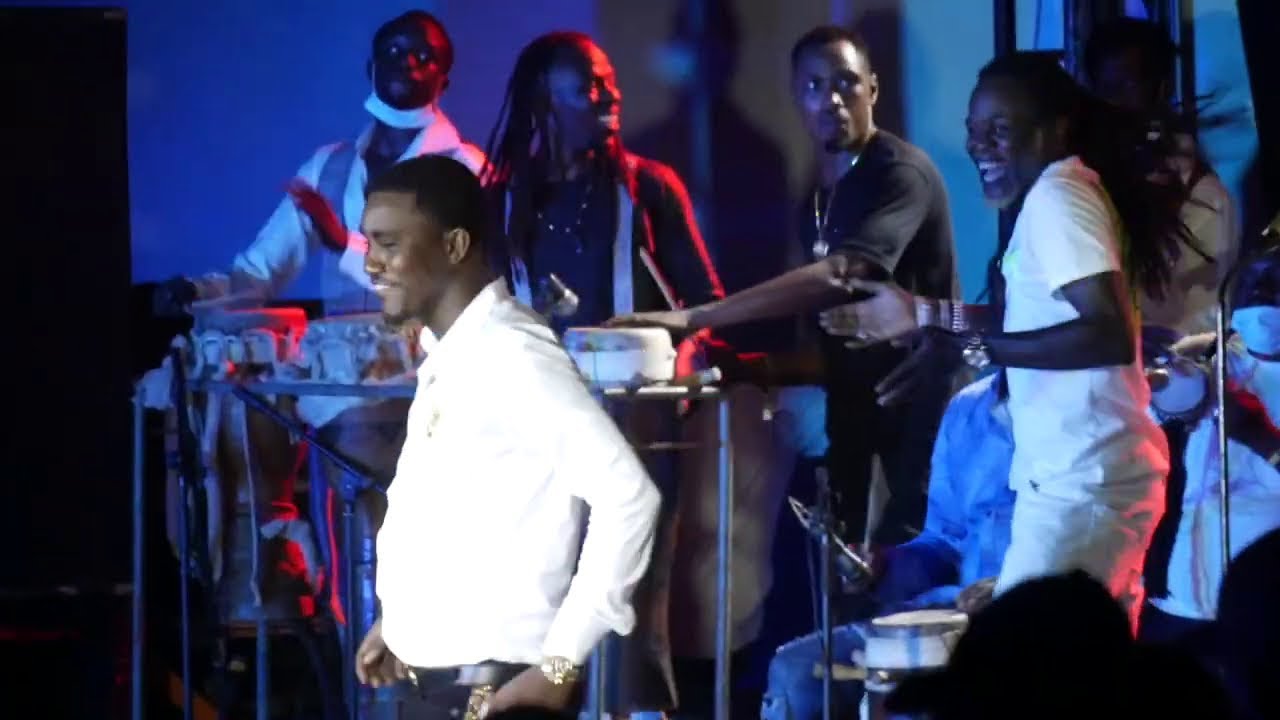 Wally B. Seck - Live "Woyal li" (Soirée au Timiss) - YouTube