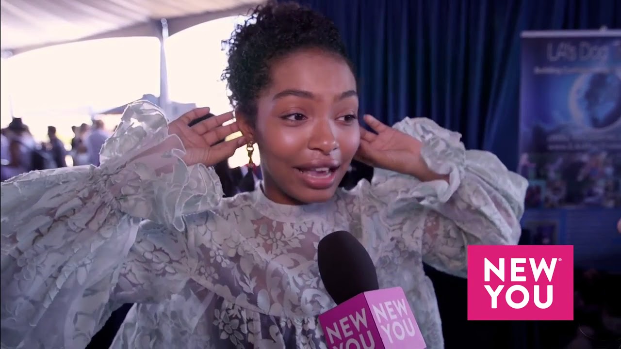 Yara Shahidi Catches Up With Ashley Hume At The GBK Emmys Lounge - YouTube