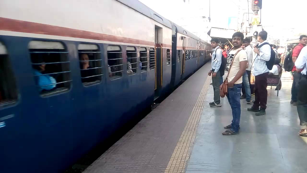 11010 - PUNE MUMBAI - SINHAGAD EXPRESS SKIPS THANE - YouTube