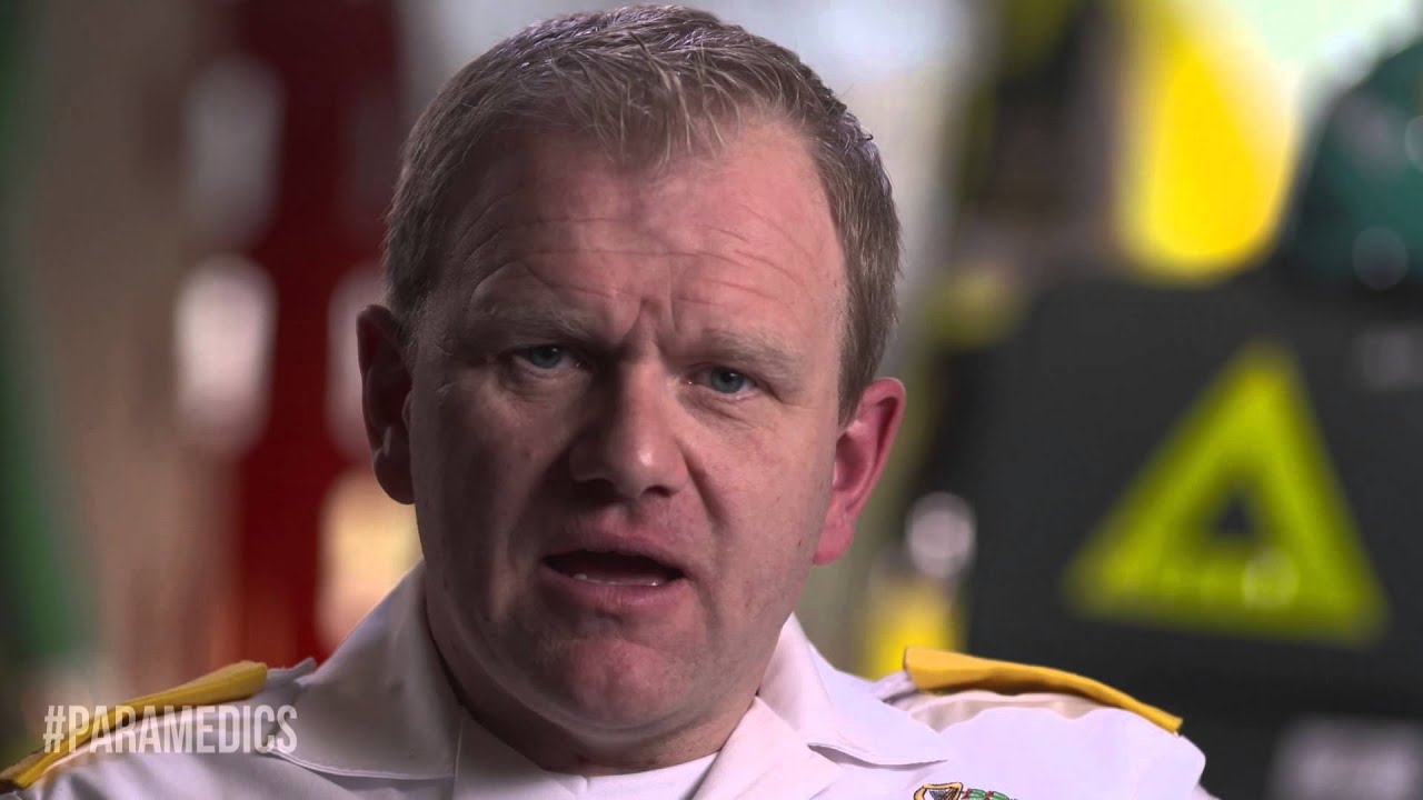 Man becomes unresponsive | Paramedics - YouTube