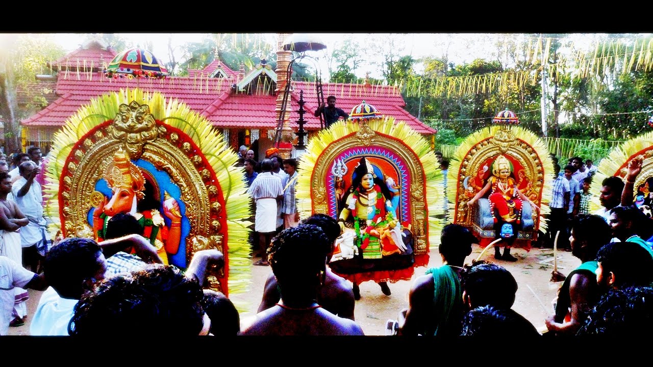 Cherukurumbakkavu Pooram Theyyam Sowparnika Guruvayoor - YouTube